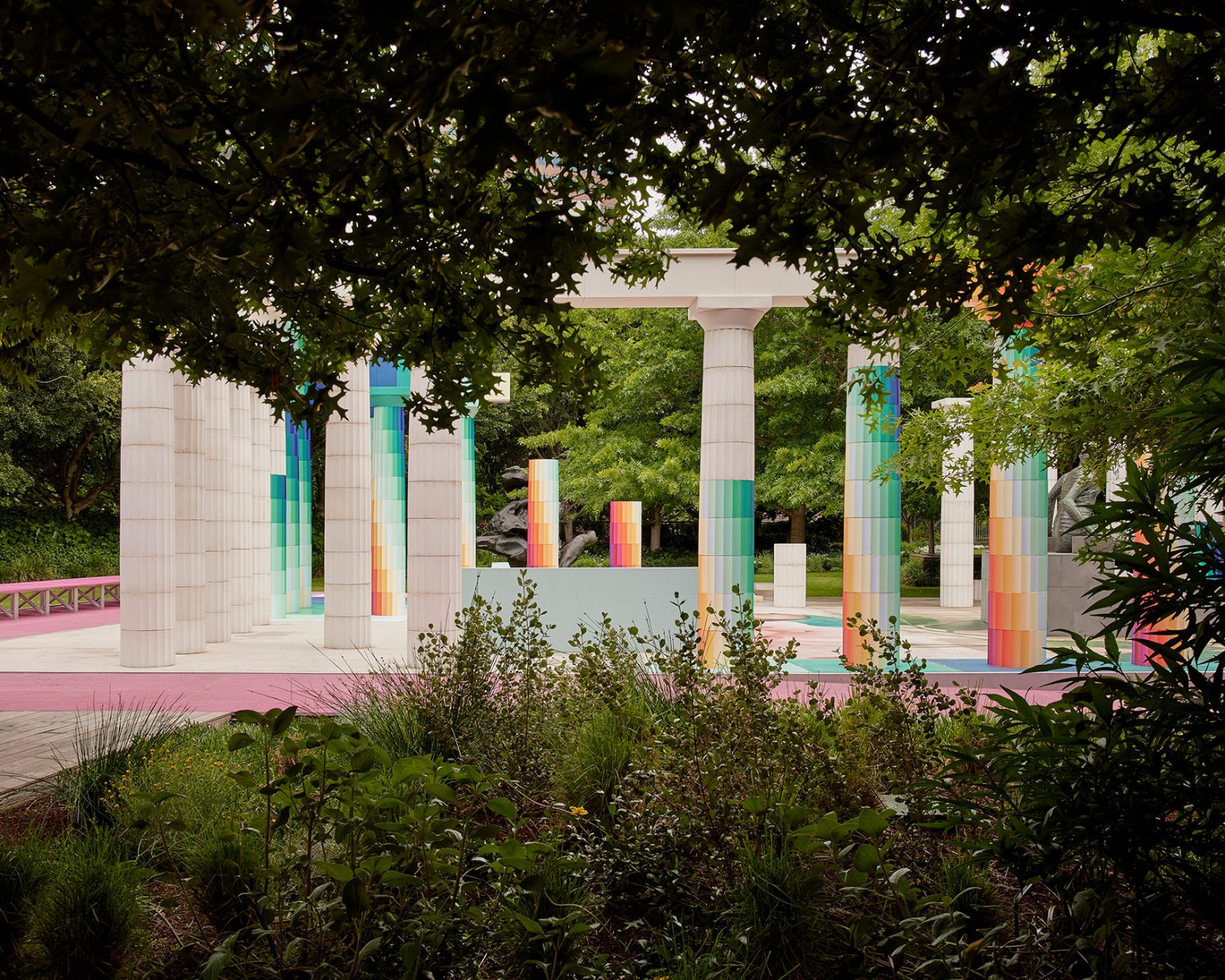 Templo do Boom: Um Tributo Vívido ao Partenon - nucleuss